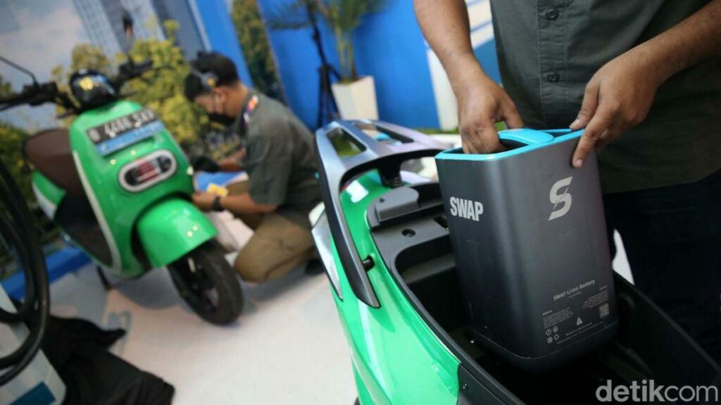 Apa itu Swap Baterai Motor Listrik? Ini Pengertian & Tarifnya ...